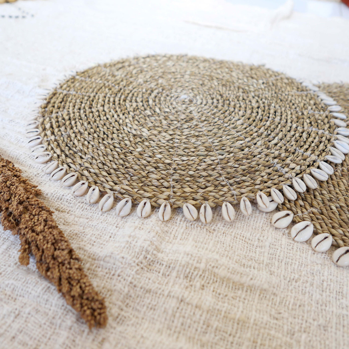 Seagrass placemat set with cowrie shell Natural | Joglo Living