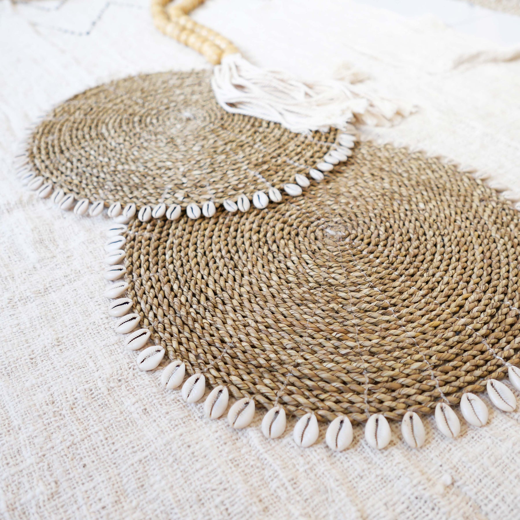 Seagrass placemat set with cowrie shell Natural | Joglo Living